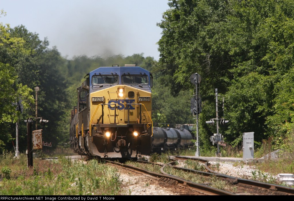 CSX Q613 rounds the curve at the south end of town